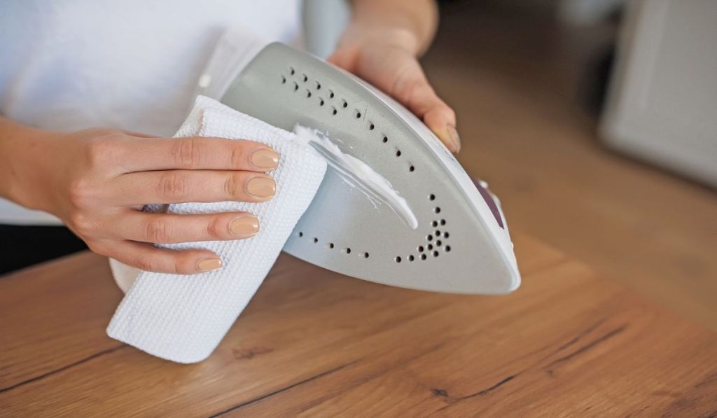 How to Clean an Iron Plate with Toothpaste: A Step-by-Step Guide